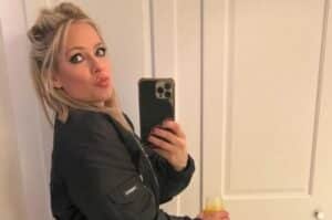 Avril Lavigne Poses In G-String Thong Photo On Instagram